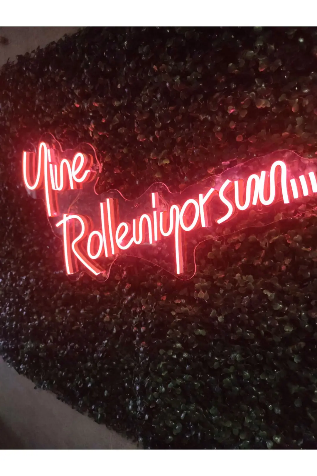 Yine Rolleniyorsun Yazılı Neon Led Tabela Dekoratif Aydınlatma(60x35cm