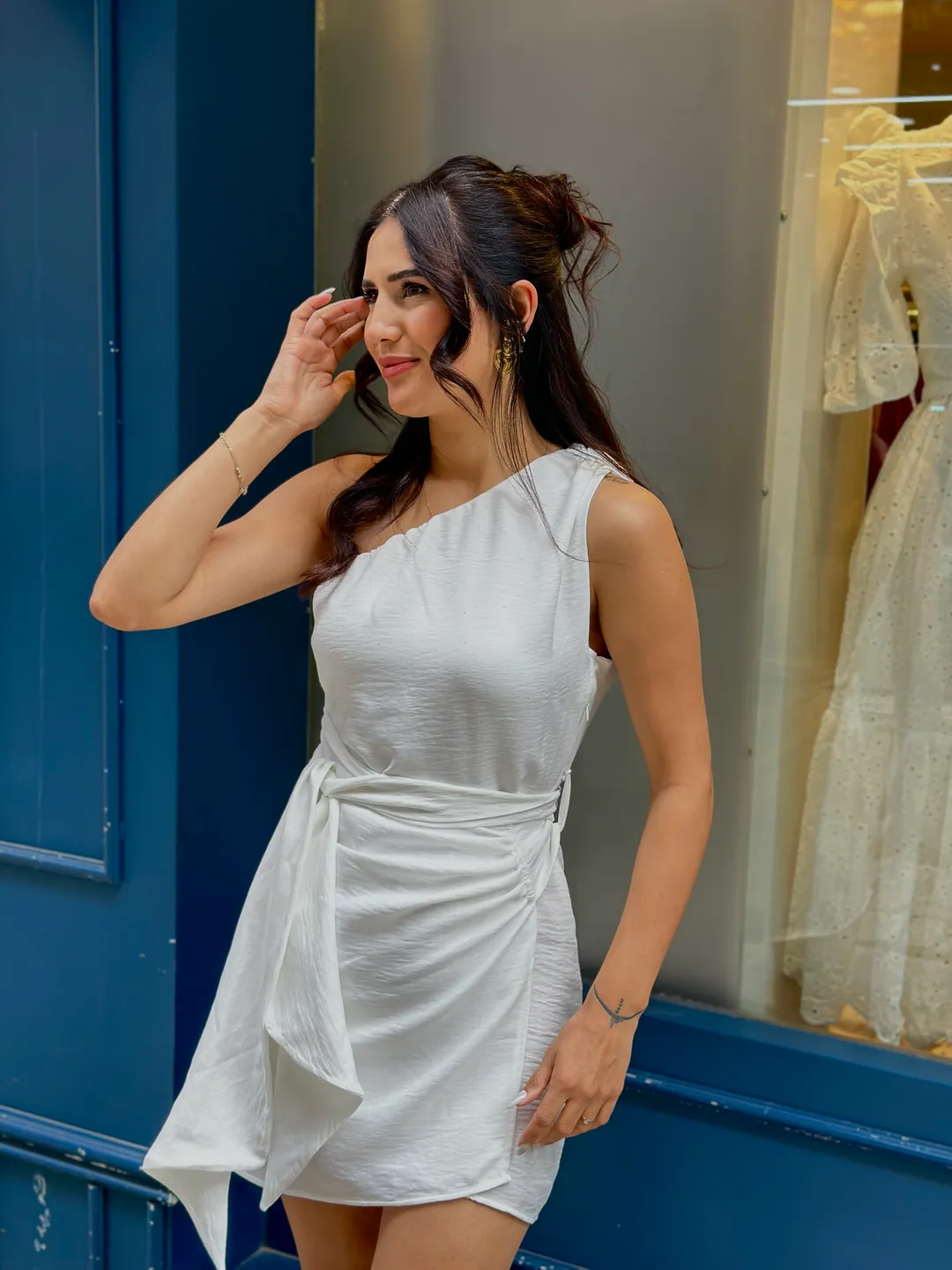 TEK OMUZ BEYAZ BAĞLAMALI KISA ELBİSE