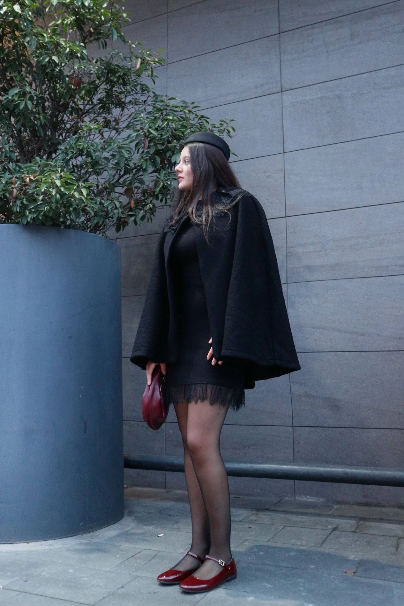 Siyah dantel detaylı mini etek