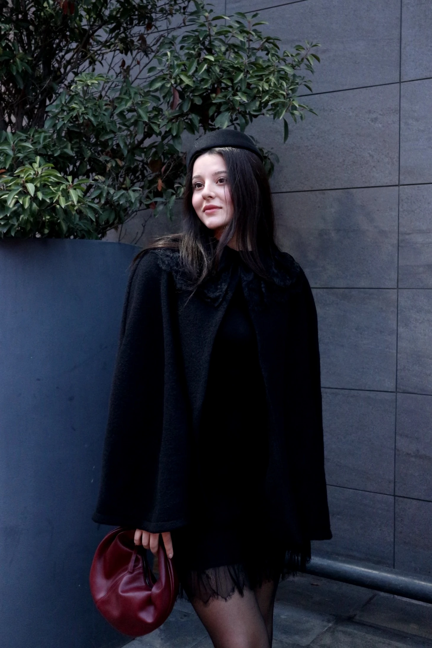 Siyah dantel detaylı mini etek