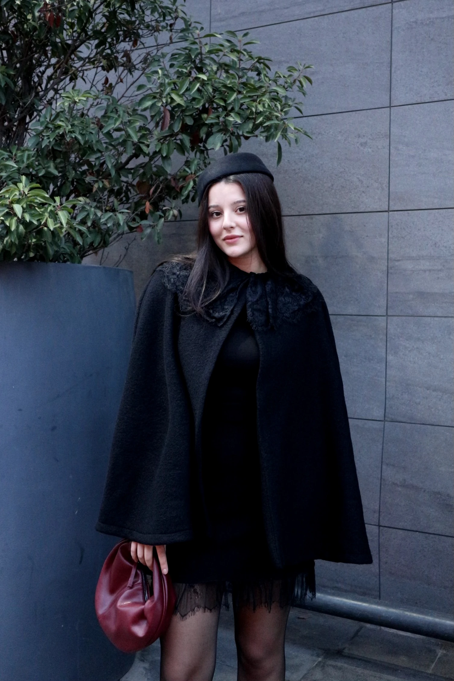 Siyah dantel detaylı mini etek