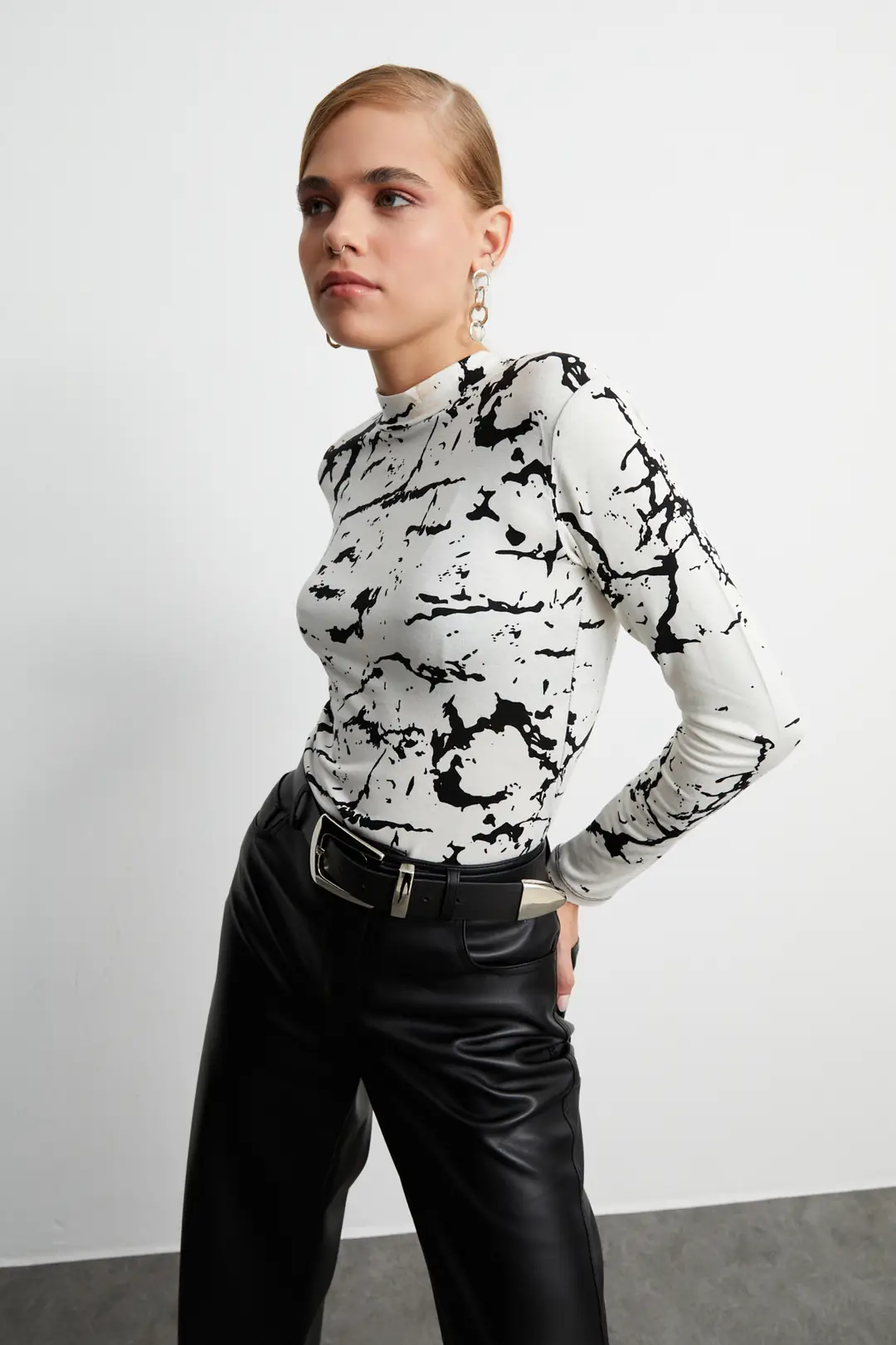 Kadın Beyaz Siyah Mermer Desenli Body