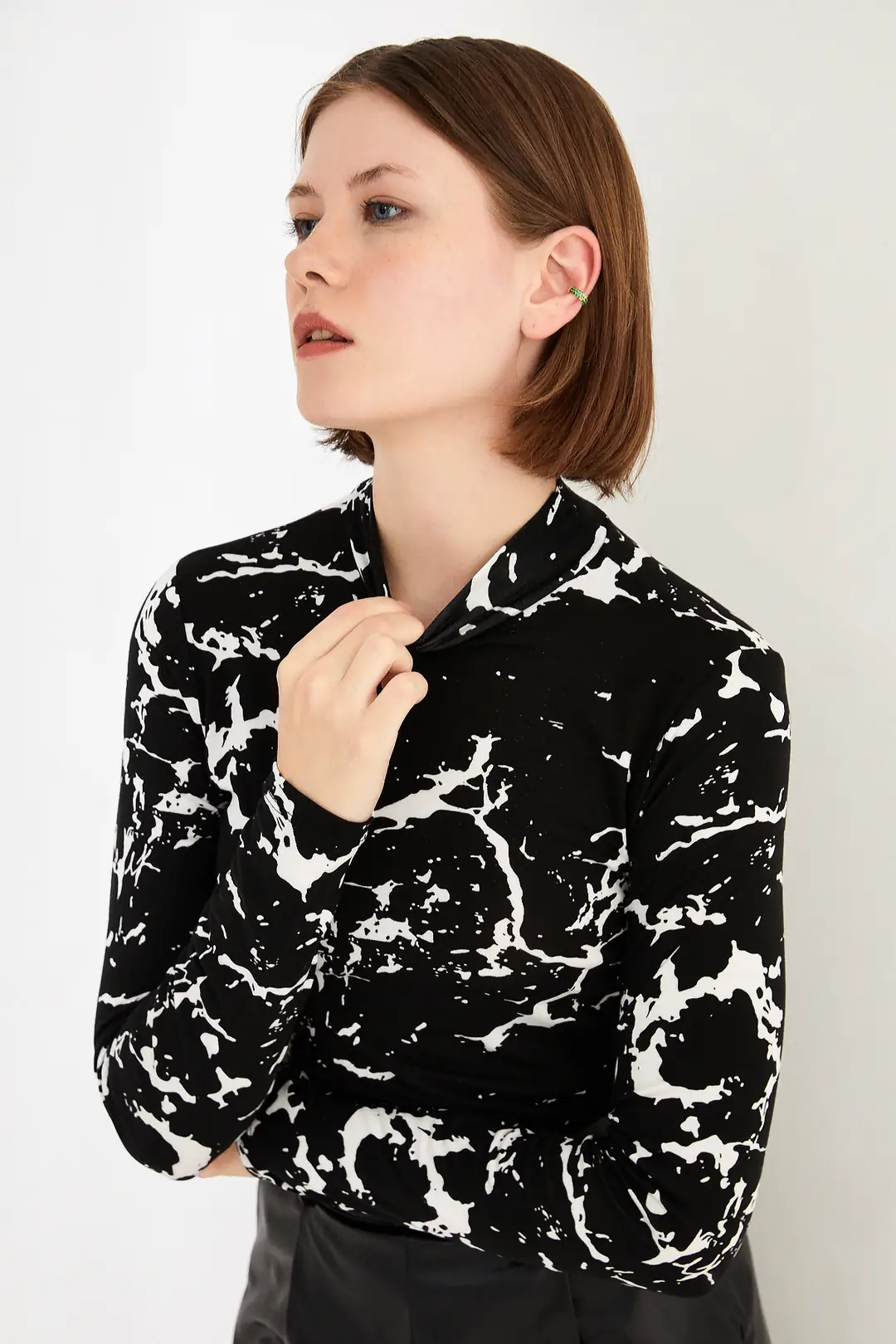 KADIN SİYAH BEYAZ MERMER DESENLİ BODY