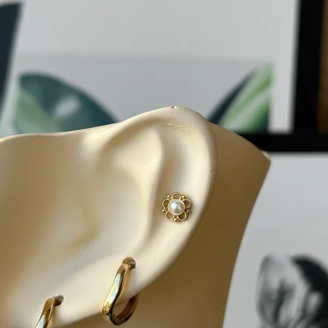 14K Gold Flower Pearl Piercing