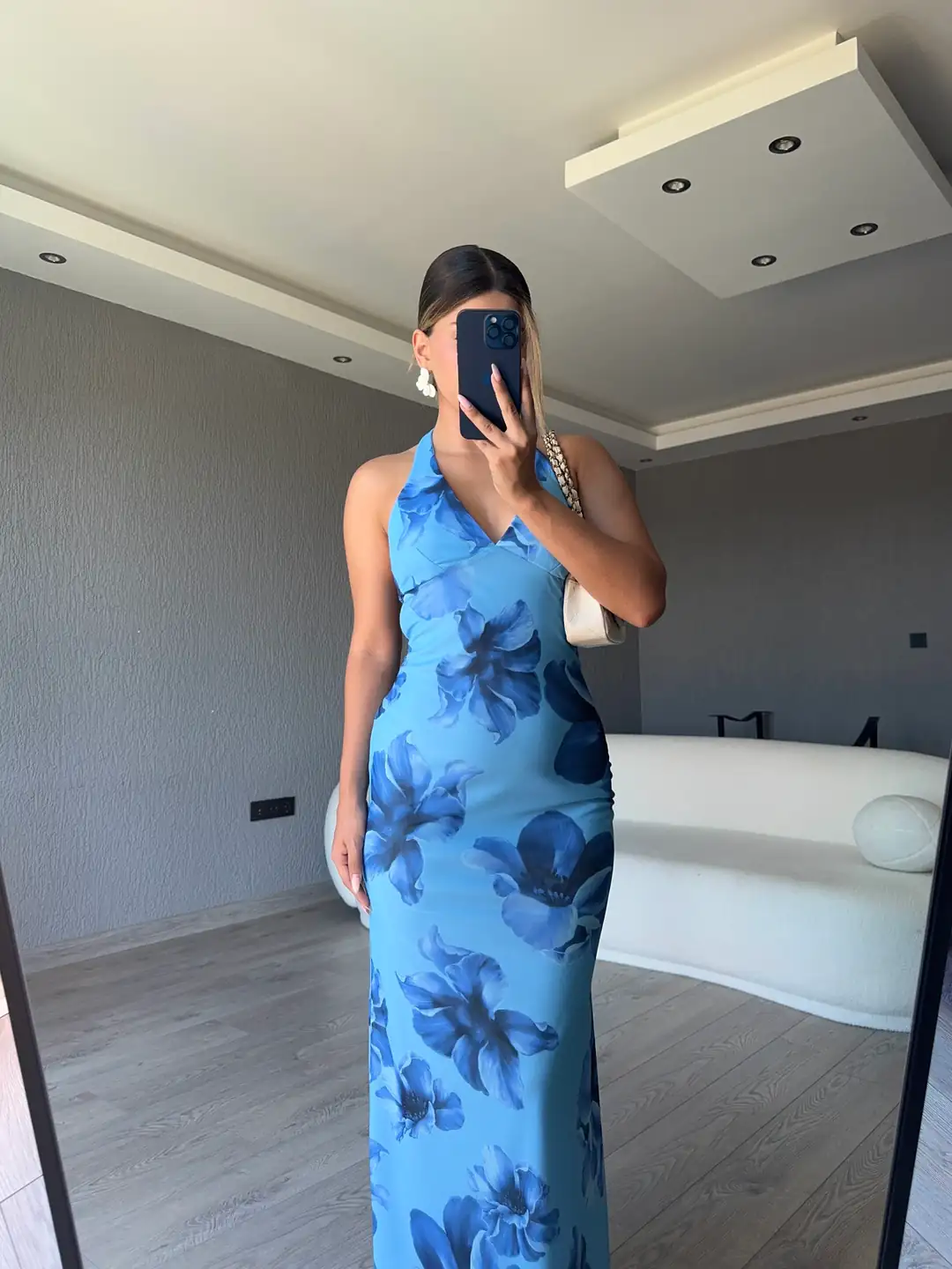 Mavi Çiçek Desenli Halter Yaka Sırt Dekolteli Uzun Elbise