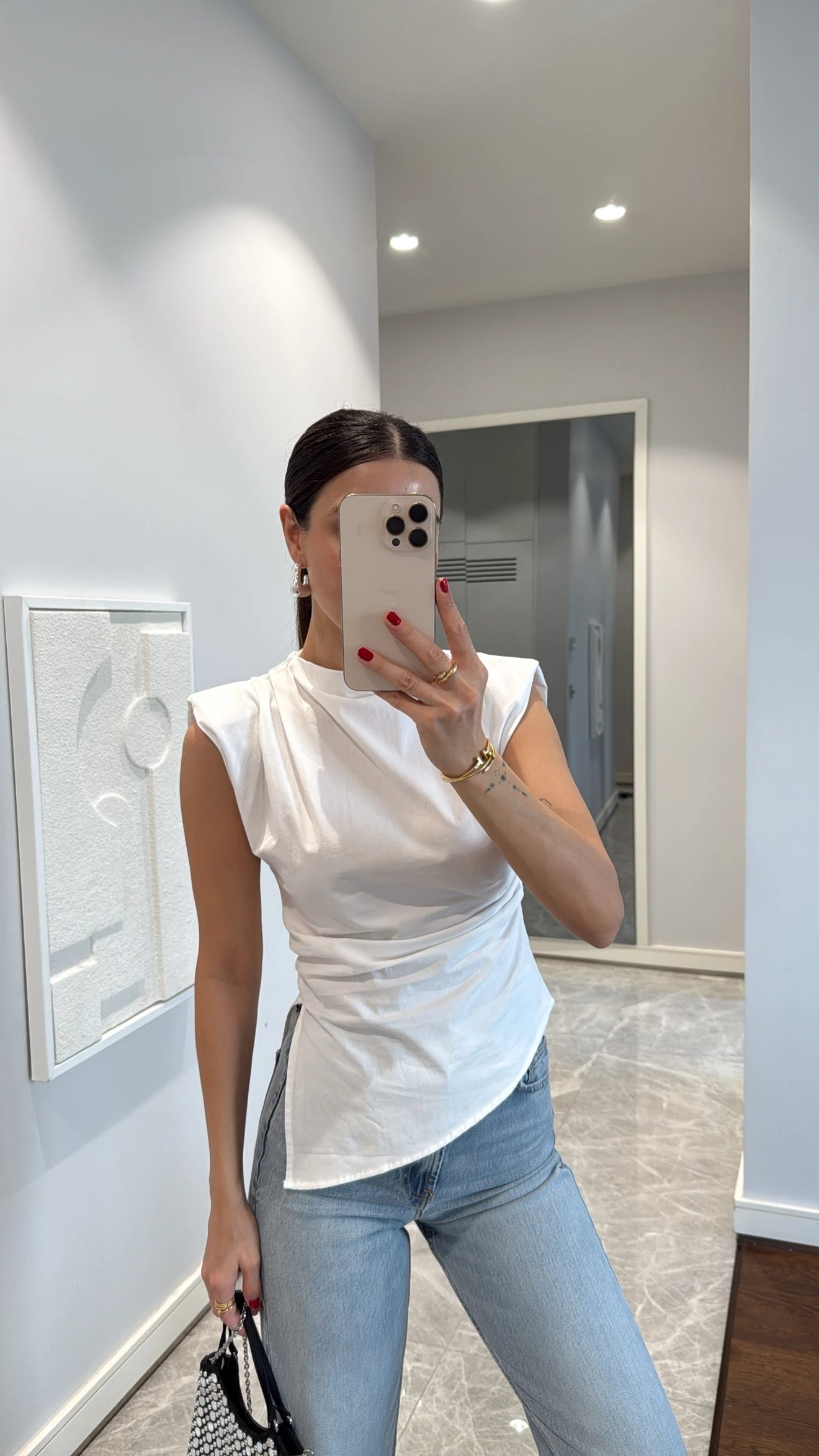 ASİMETRİK VATKA DETAYLI BEYAZ BLUZ