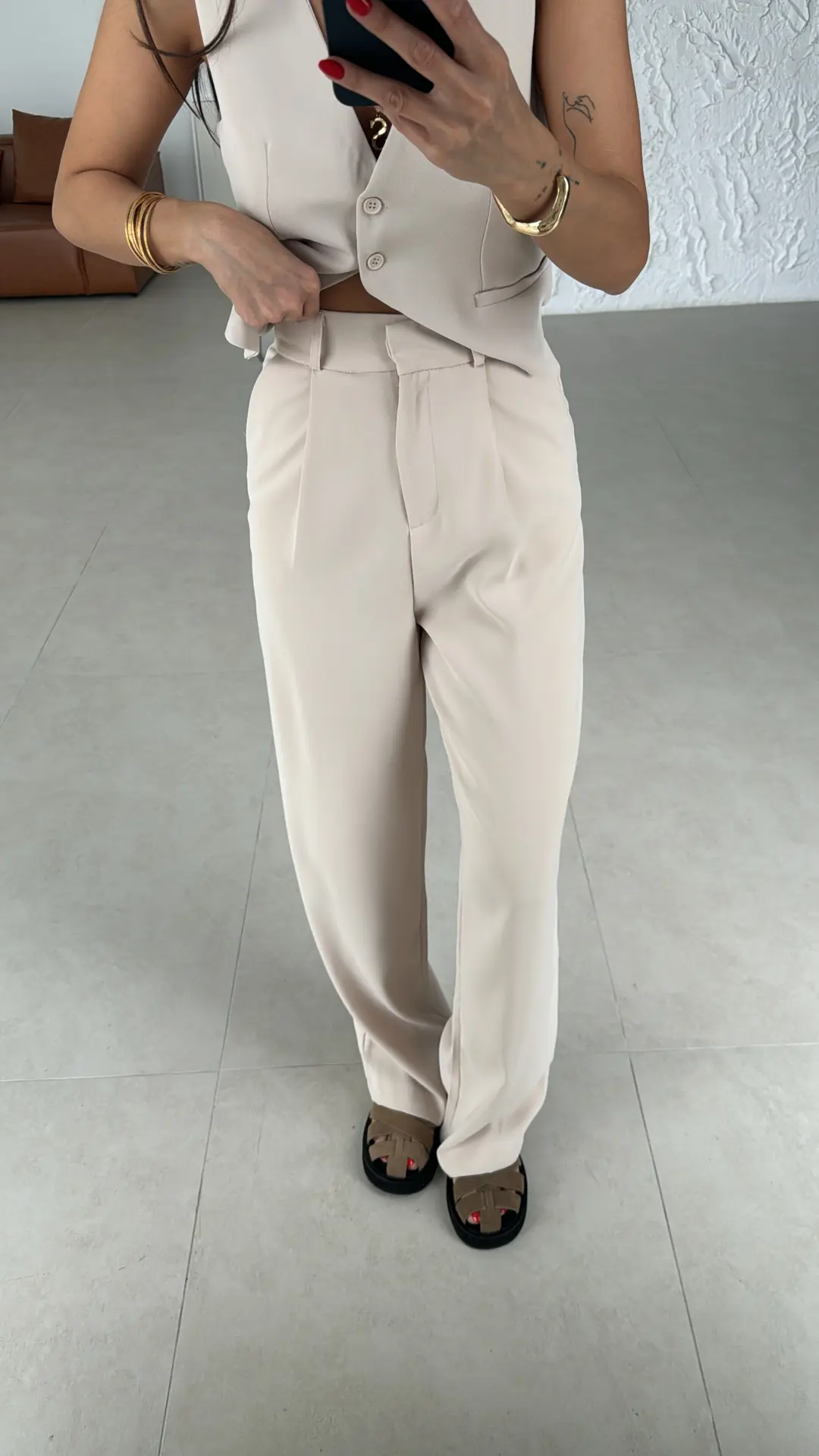 Marka model bel detaylı krem pallazo pantolon