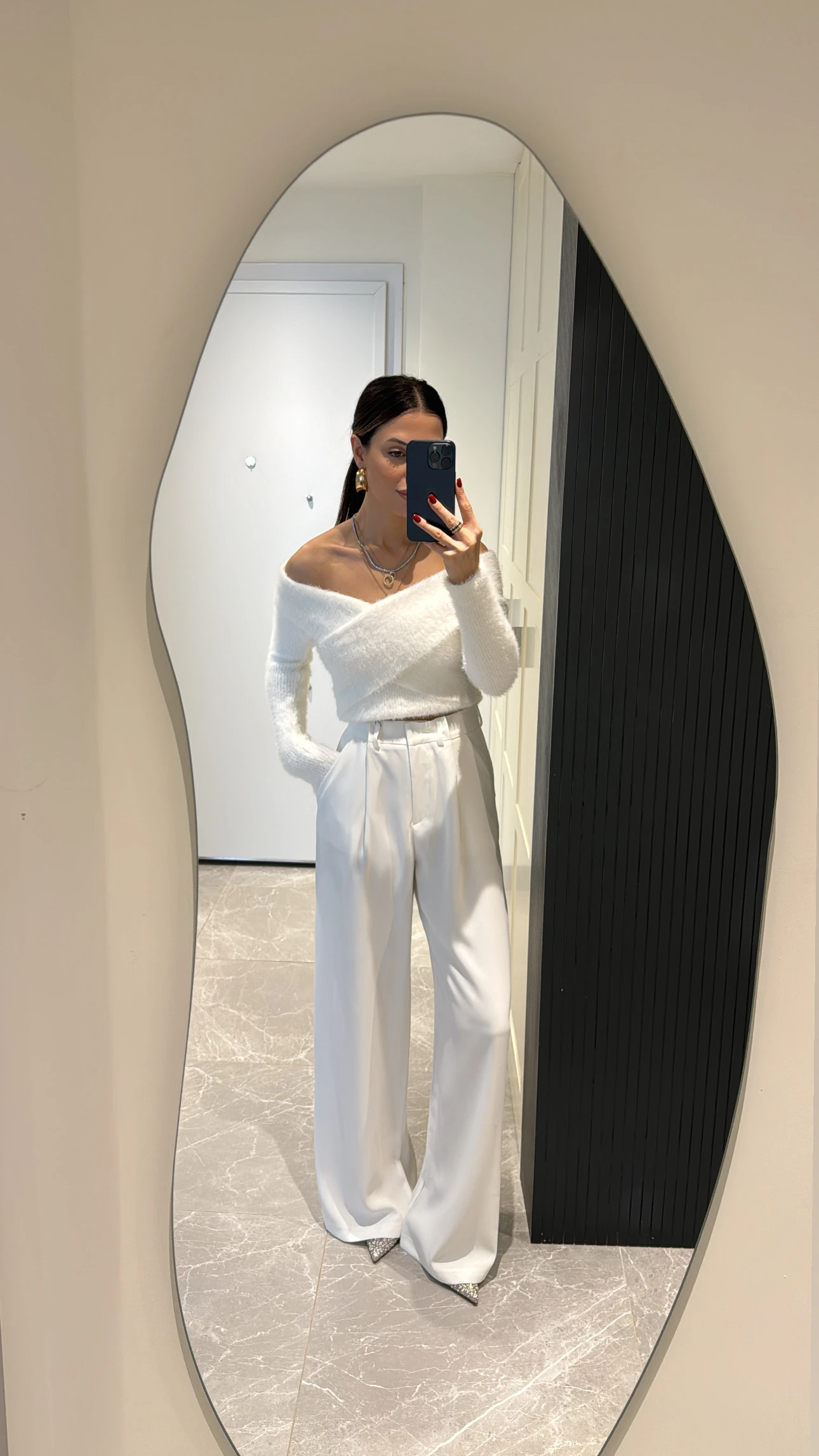 Marka model beli pille detaylı beyaz pallazo pantolon