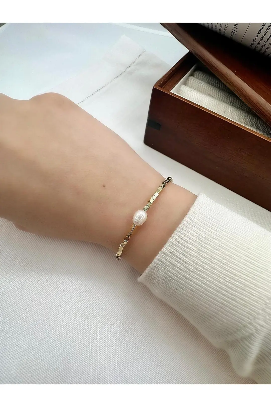Gold Kare Plaka Barok İnci Detaylı 14k Bileklik