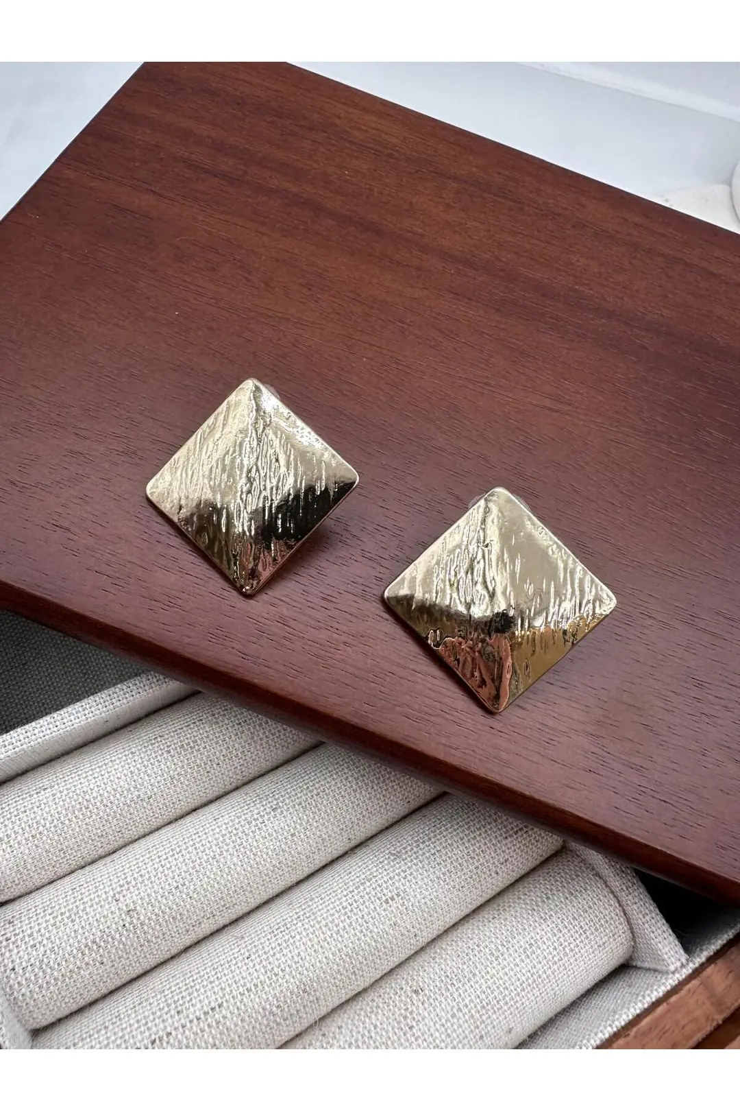Gold Tırtık Plaka Kare Küpe
