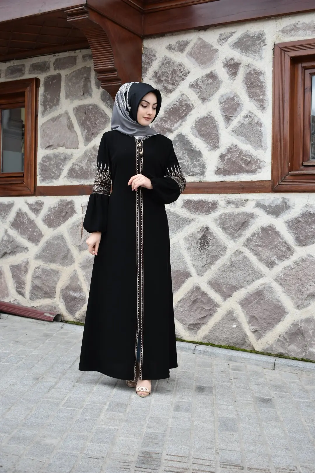 Atronis ipek kumaş siyah nakış işleme ferace