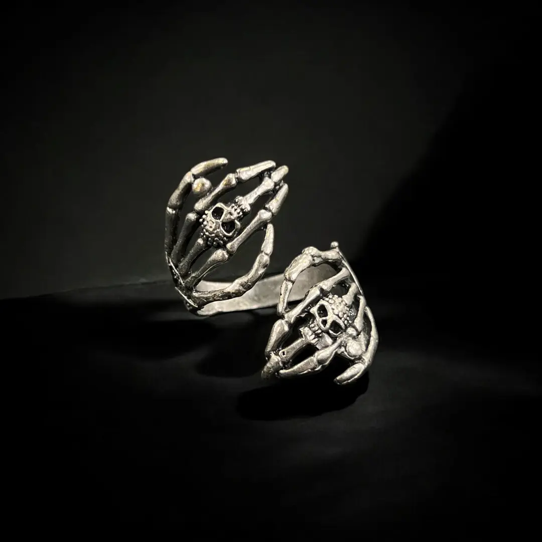 Çelik yüzük iskelet el