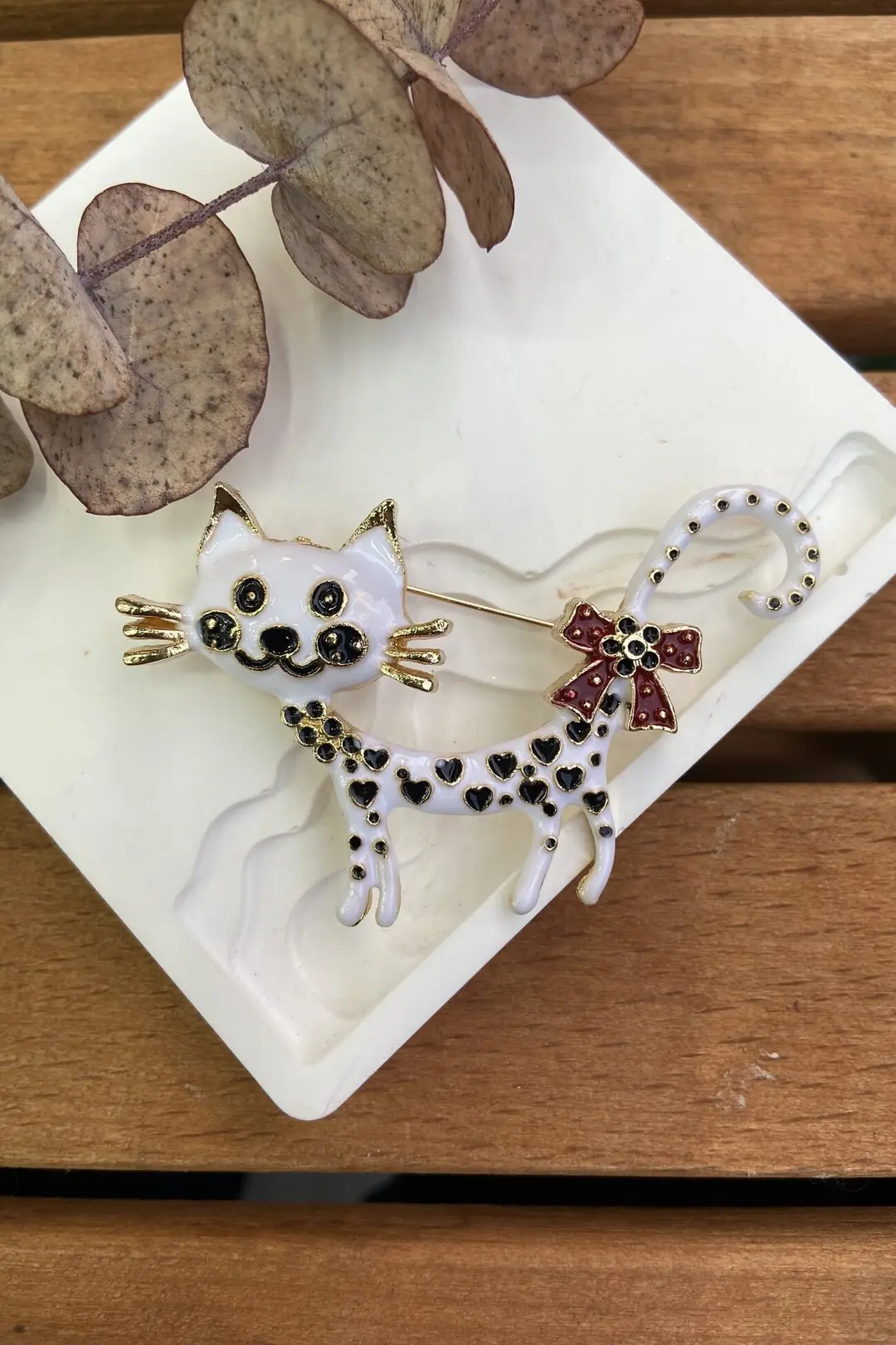 Üzerinde Siyah Minik Kalp Detaylı Kedi Broş