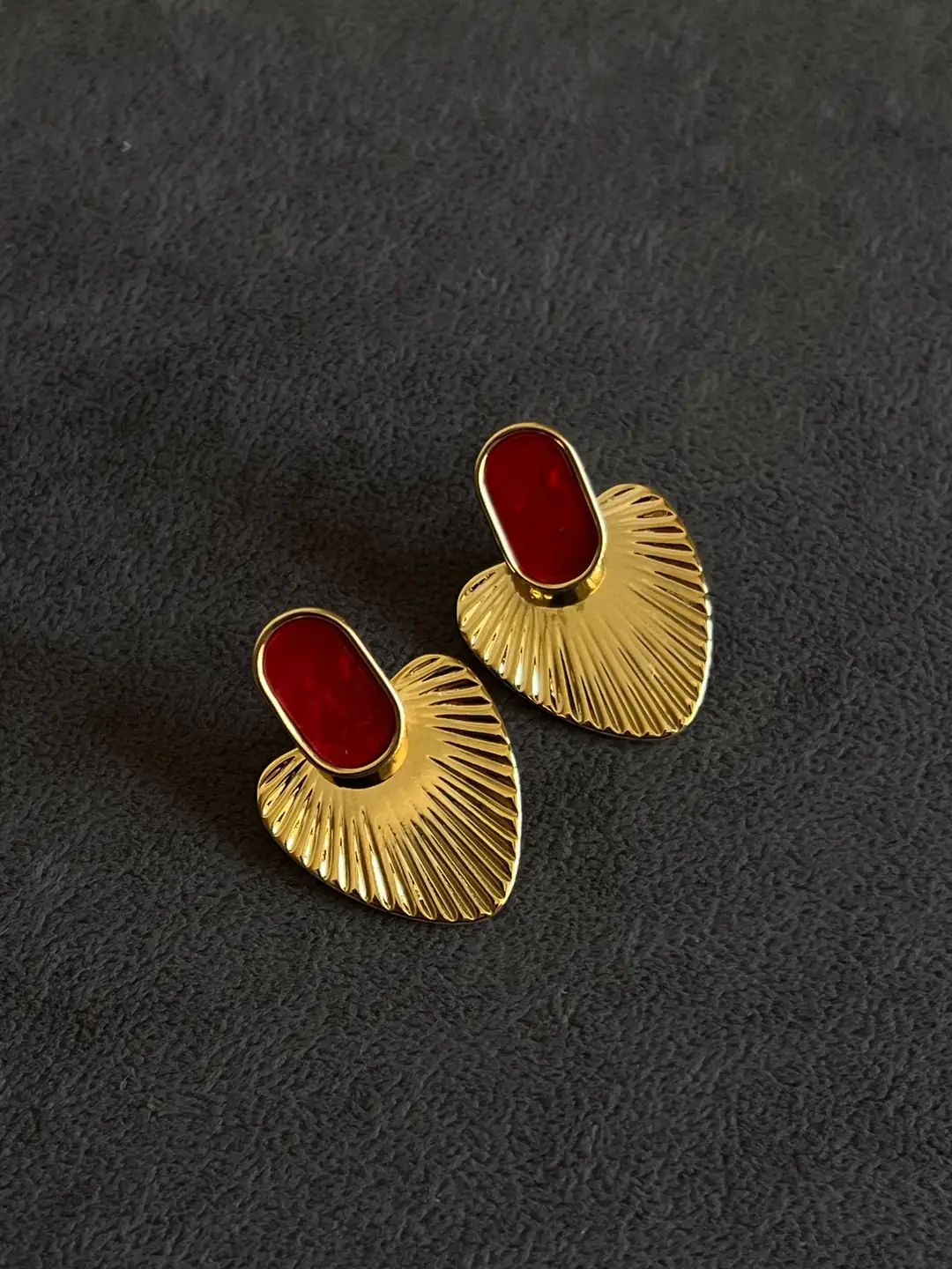 Gold Rengi Bordo Taş Detaylı Yaprak Figürlü Kadın Küpe