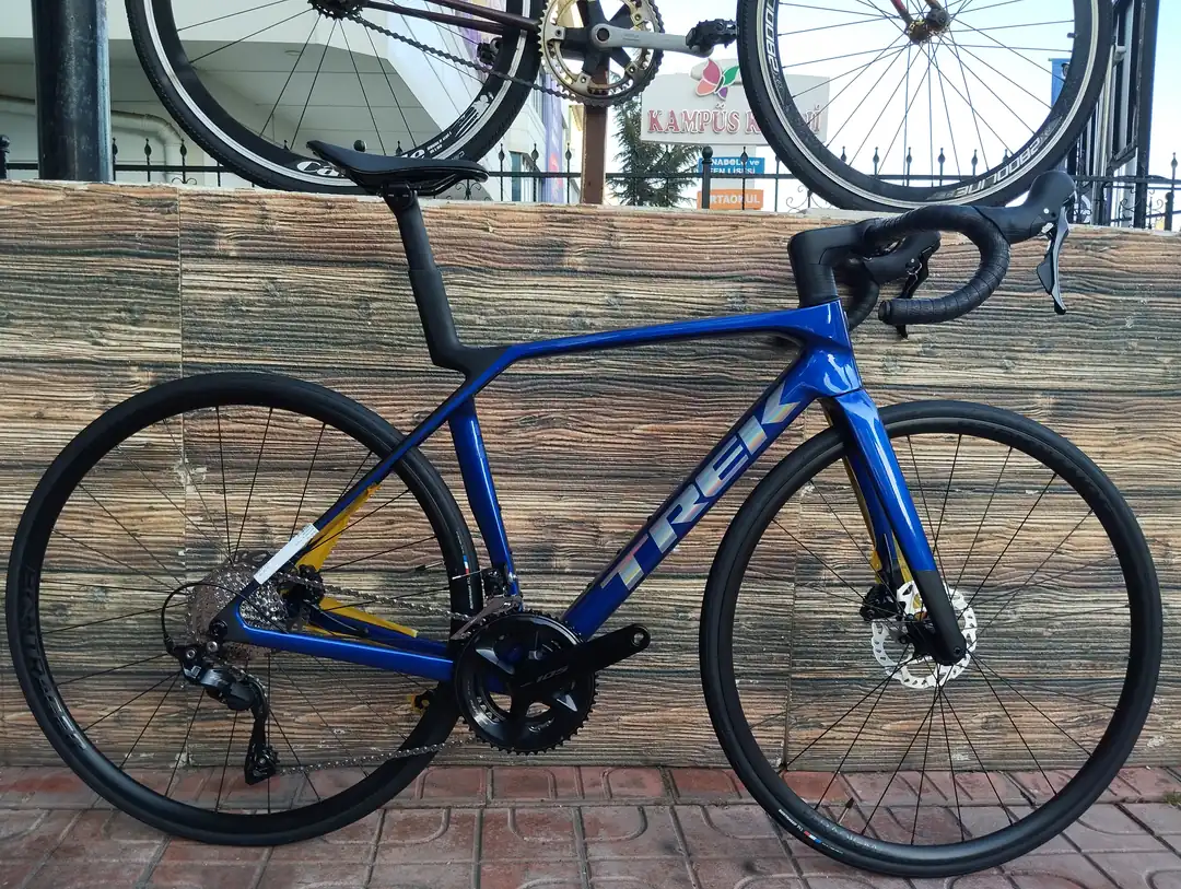 Trek Madone SL5 Gen 8 (7.9kg) Yol Yarış Bisikleti Eletirik Mavi