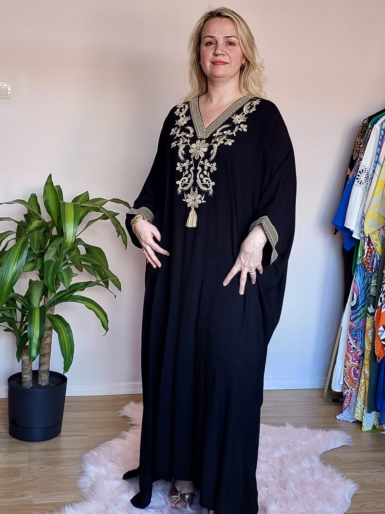 Hanzade Nakışlı Tasarım Siyah Renkte Elbise