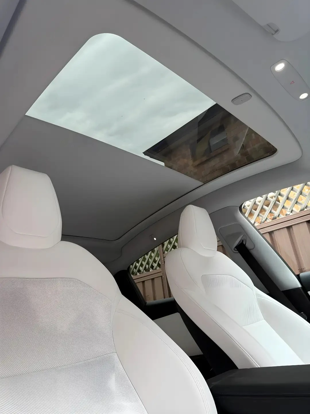 Tesla Model Y Juniper Elektrikli Tavan Perdesi