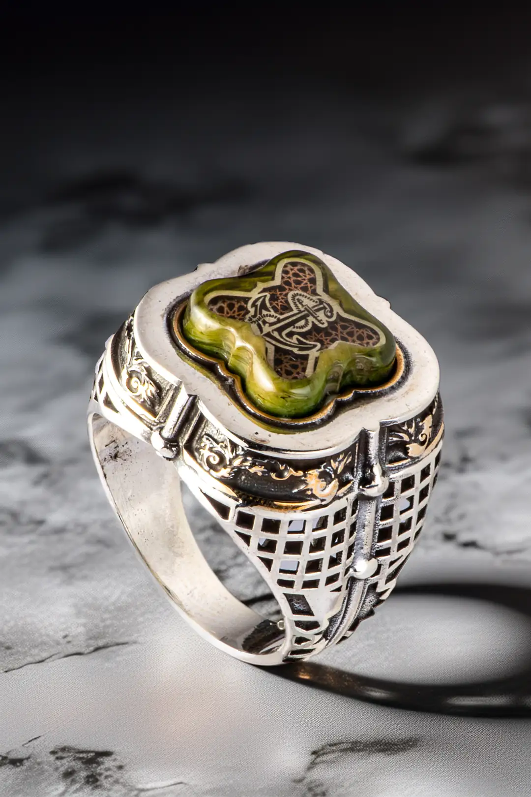 Erkek Yeşil Kehribar Taşlı Çapa Motifli Yanı Hançer 925 Ayar Gümüş Yüzük