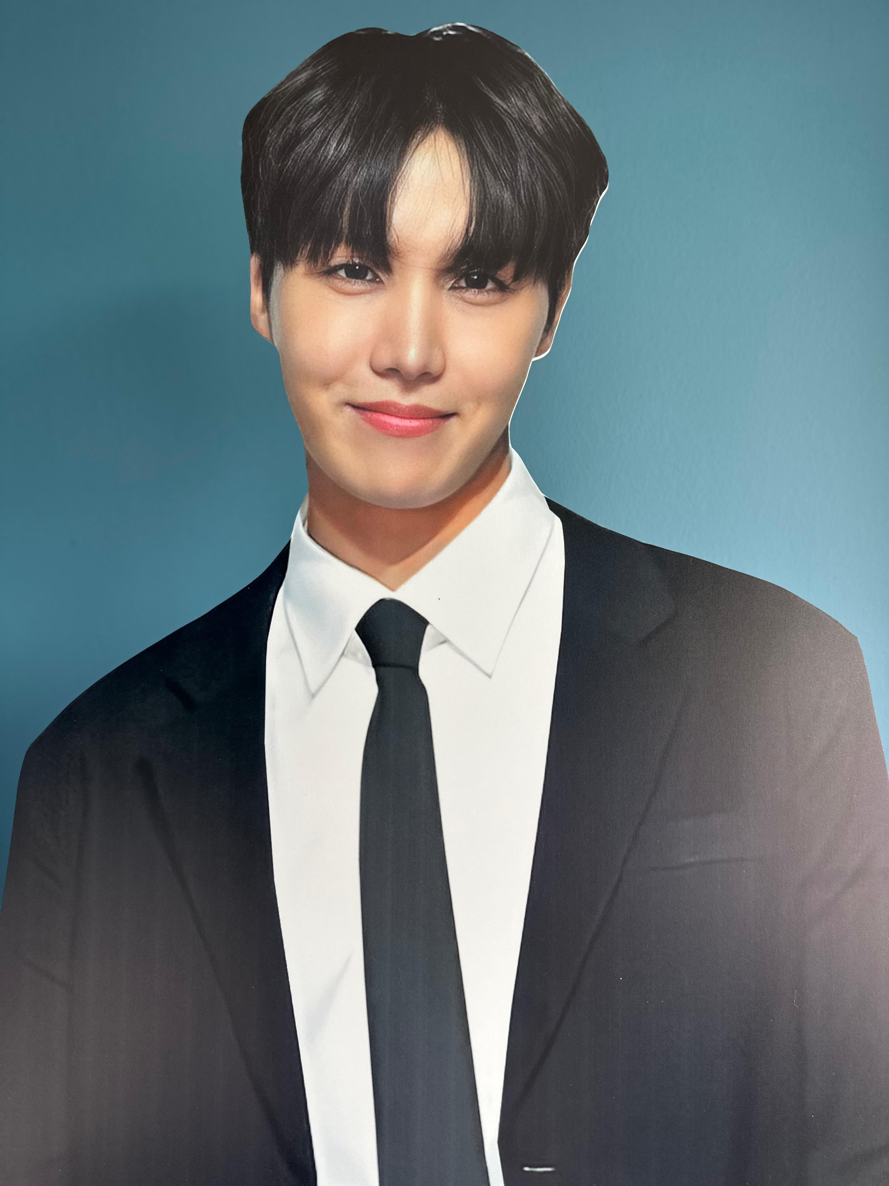 🎤 BTS J-Hope Tam Boy Maket Figürü – Gerçek Ölçekli Standee