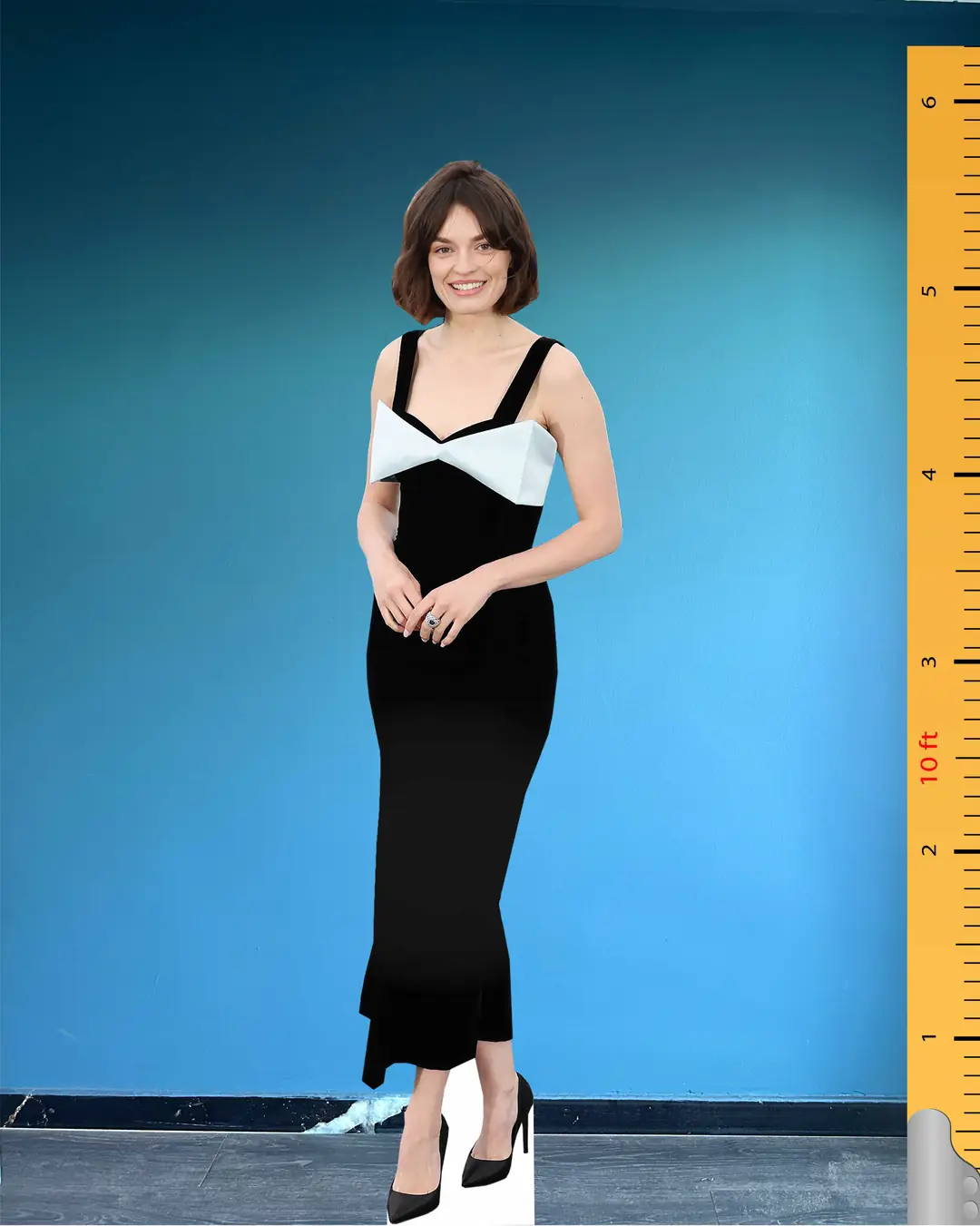 Modelo de papelão recortado Emma Mackey em tamanho real, modelo de ...