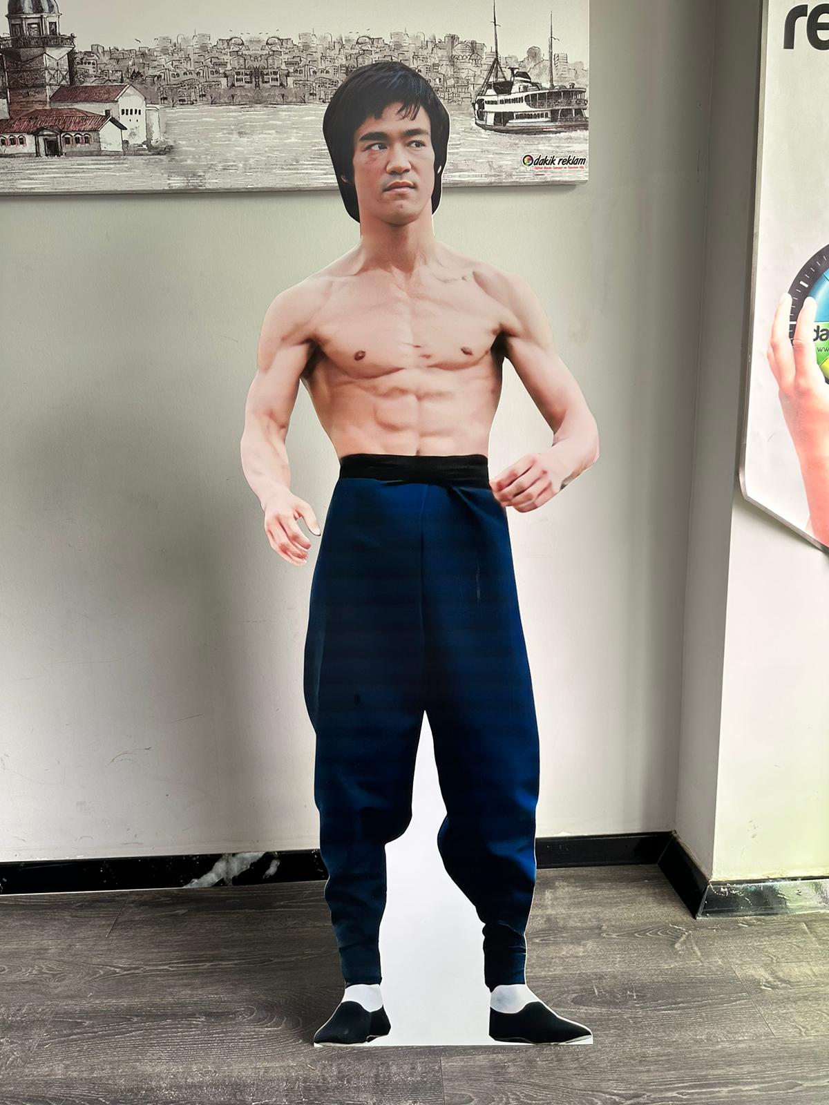 🥋 Bruce Lee Tam Boy Maket Figürü – Kung Fu Efsanesi Gerçek Ölçekli Standee