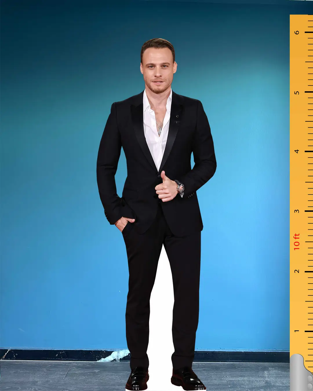 Kerem Bursin Modello ritaglio in cartone per attore turco a grandezza ...