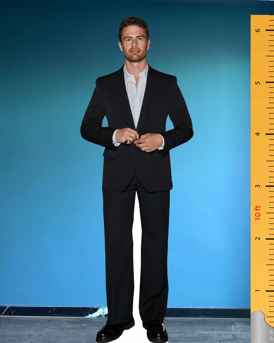 🌊Recorte de cartón a tamaño real de Theo James – Edición Estreno Dolce ...