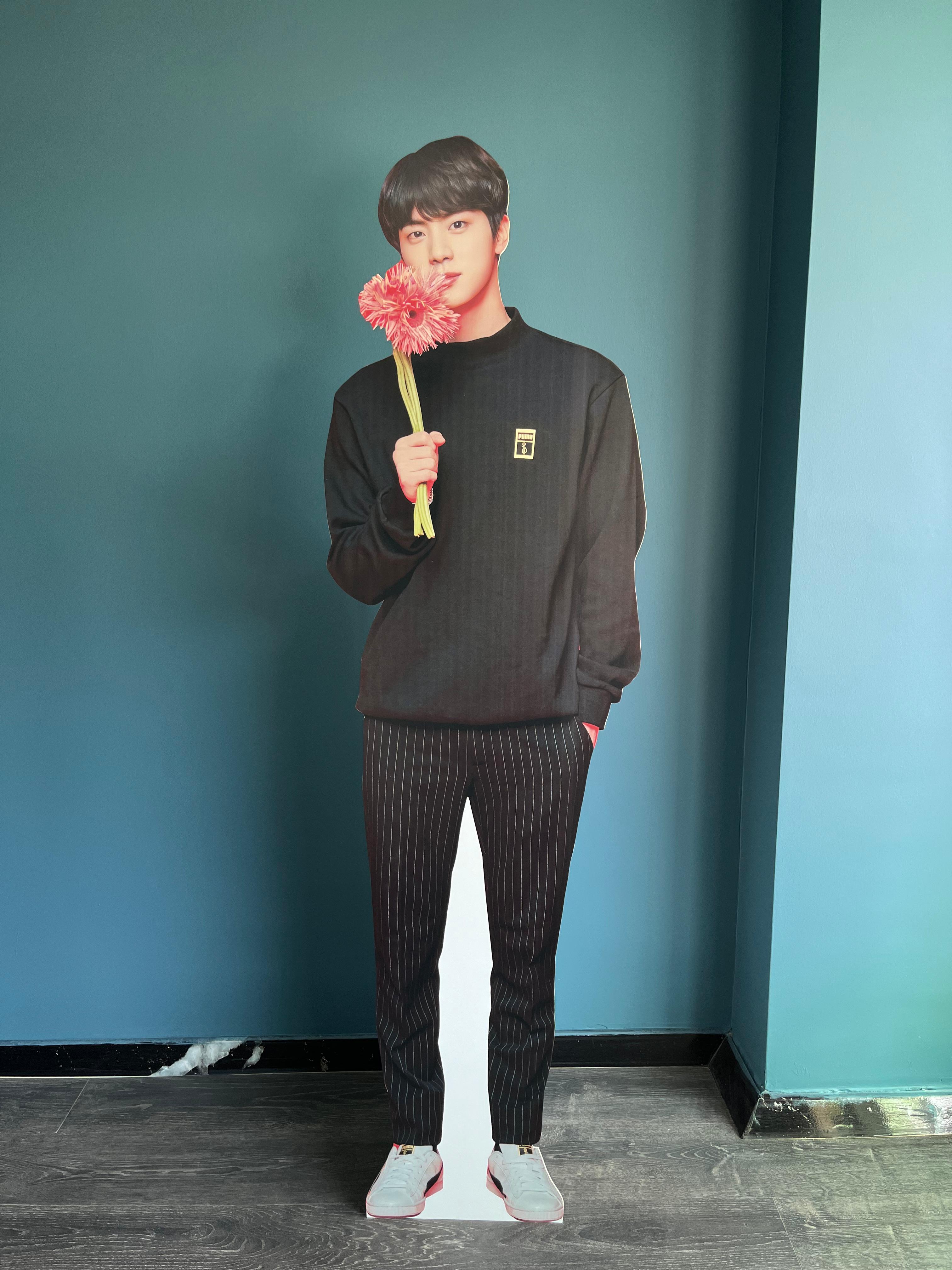 🎤 BTS Jin (Kim Seok-jin) Tam Boy Maket Figürü – Gerçek Ölçekli Standee