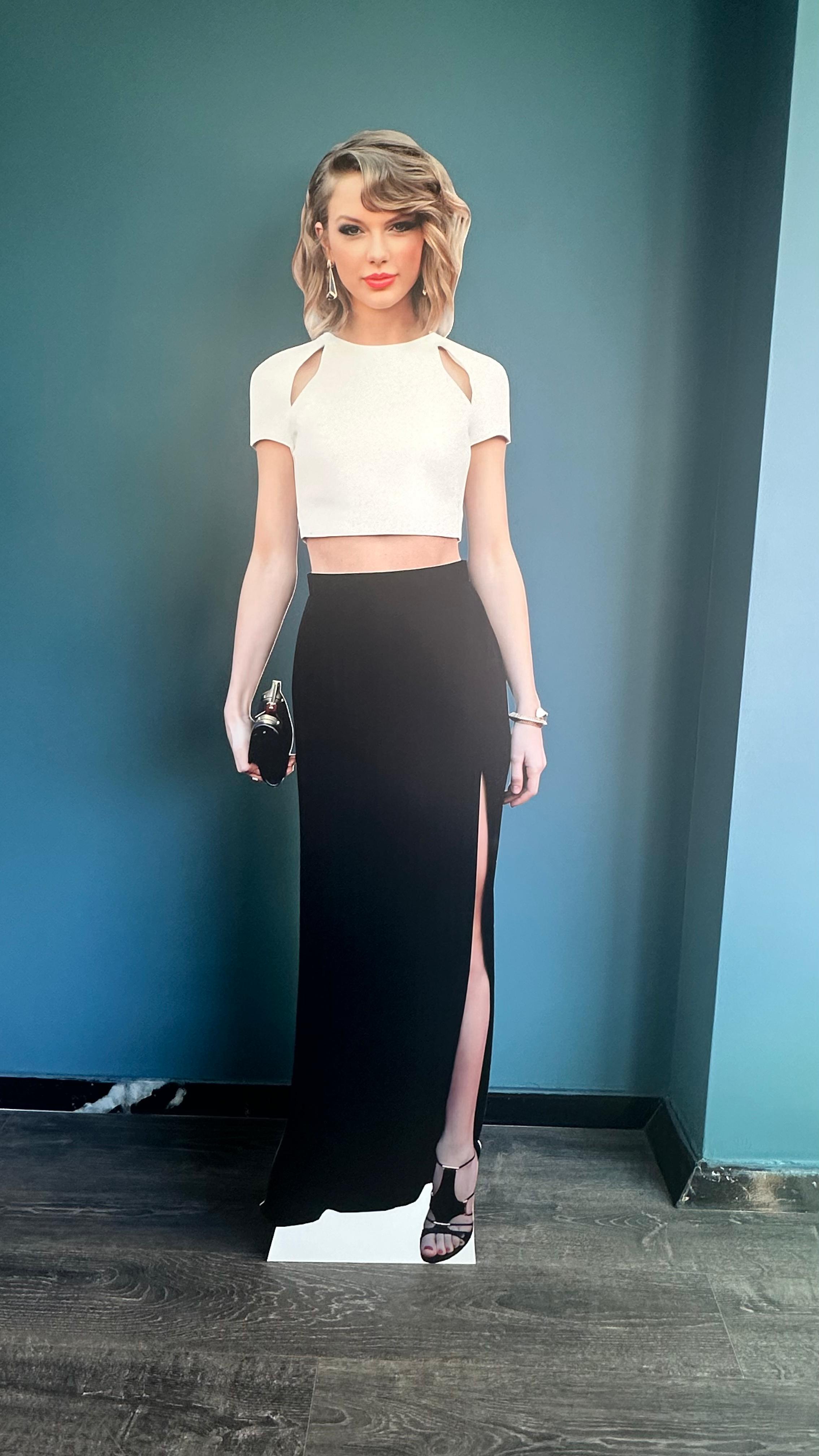 🎤 Taylor Swift Cardboard Figure – Life-Size Standee Model in White Dress