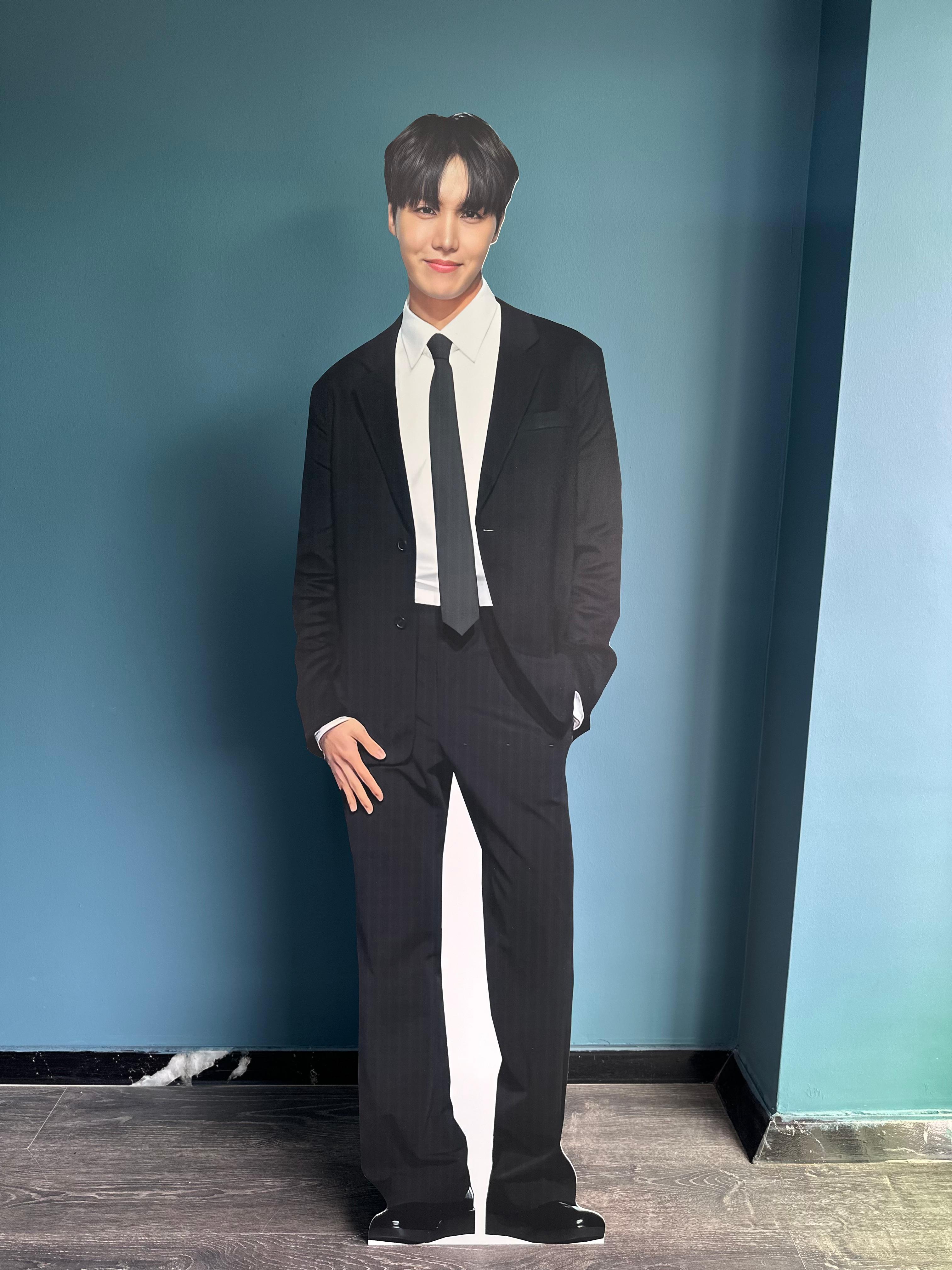 🎤 BTS J-Hope Tam Boy Maket Figürü – Gerçek Ölçekli Standee