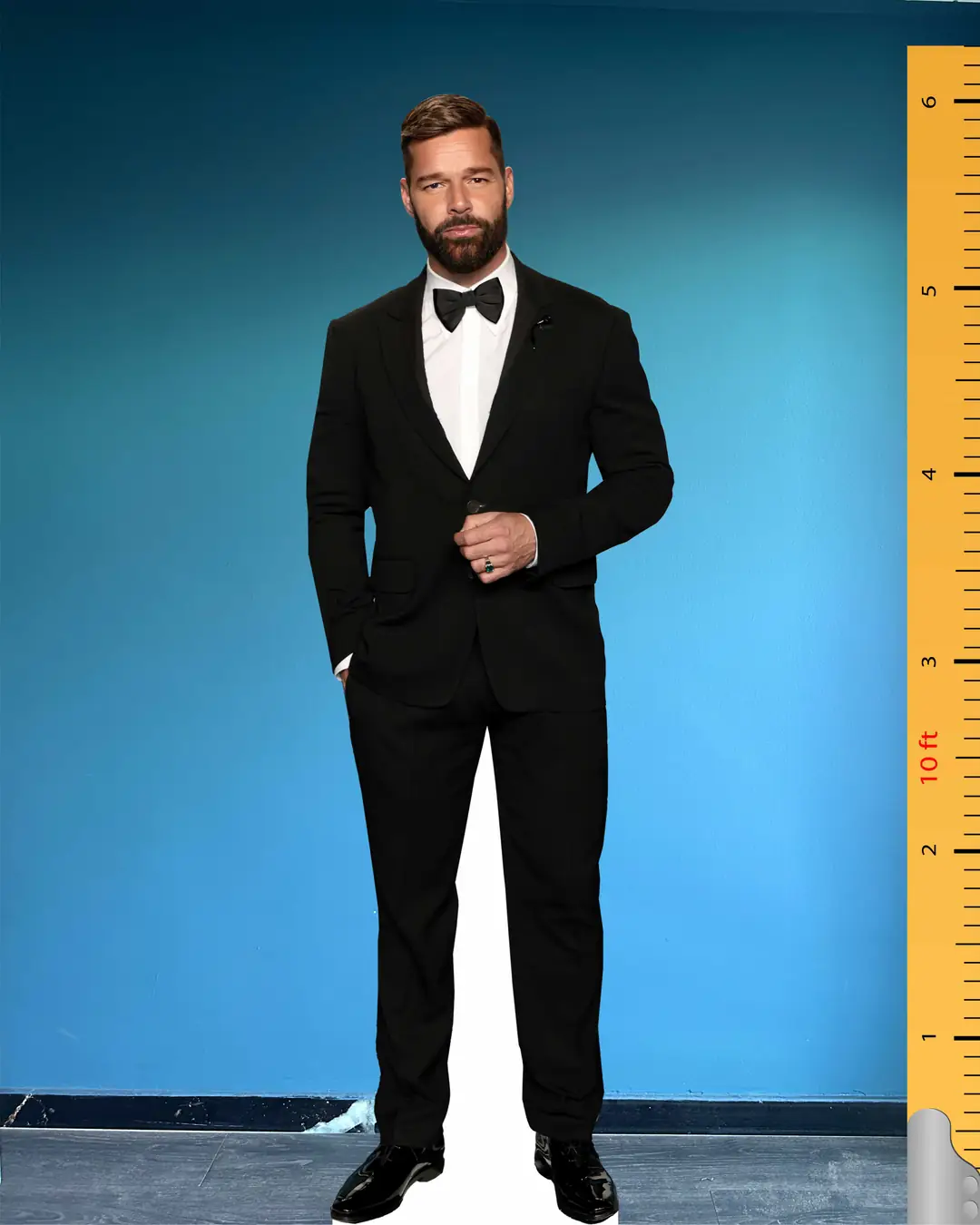 Ricky Martin लाइफ-साइज़ कार्डबोर्ड कटआउट – "The King of Latin Pop" एडिशन 🎶