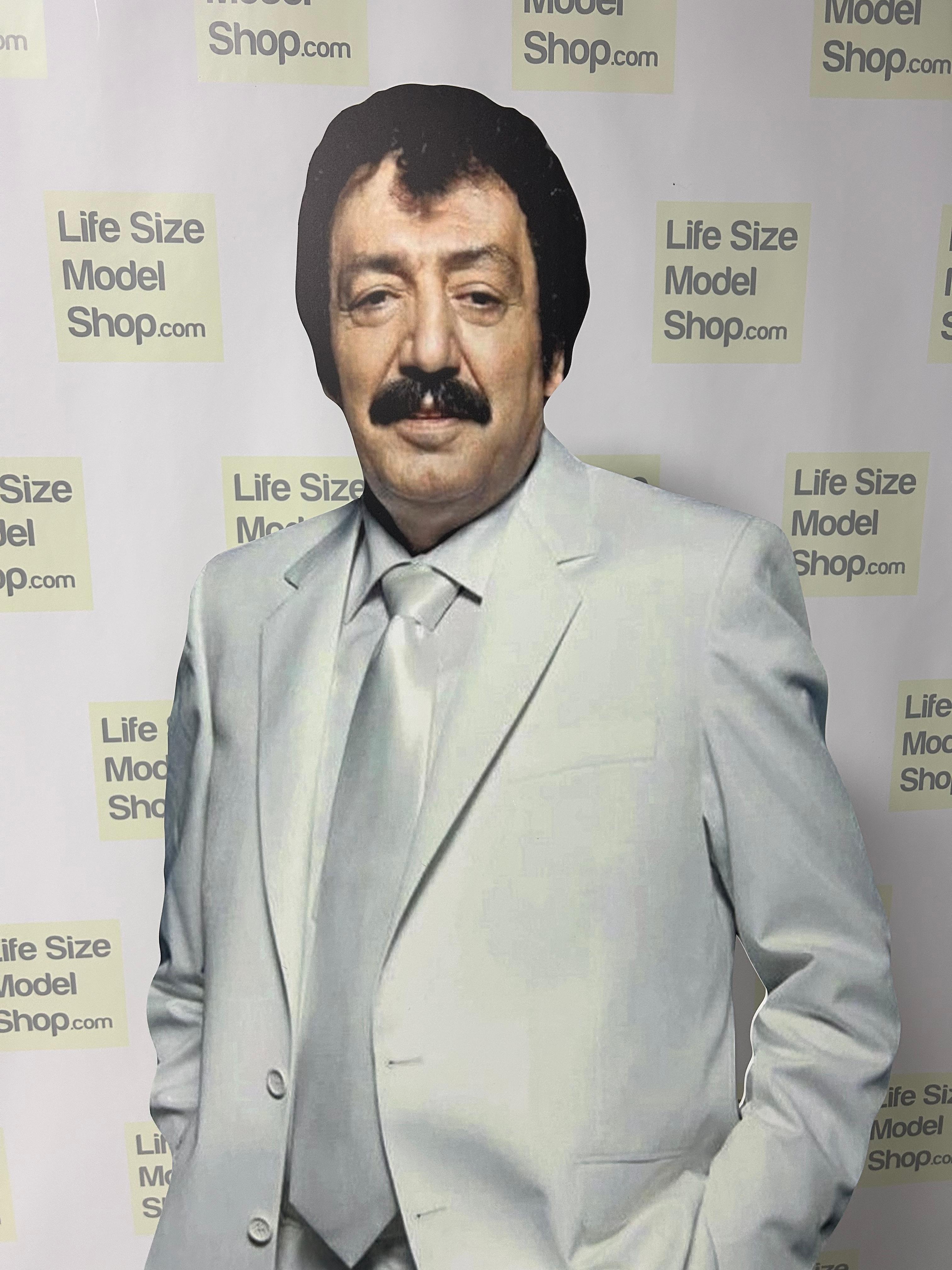 Müslüm Gürses Maketi – Tam Boy İki Boyutlu Ayaklı Plastik Maket