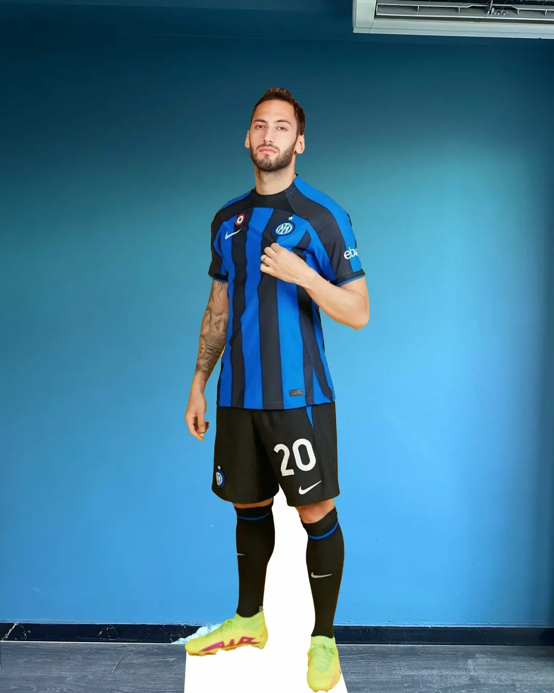 Sagoma di Cartone HAKAN ÇALHANOĞLU – "The Midfield Maestro" Life-Size ...