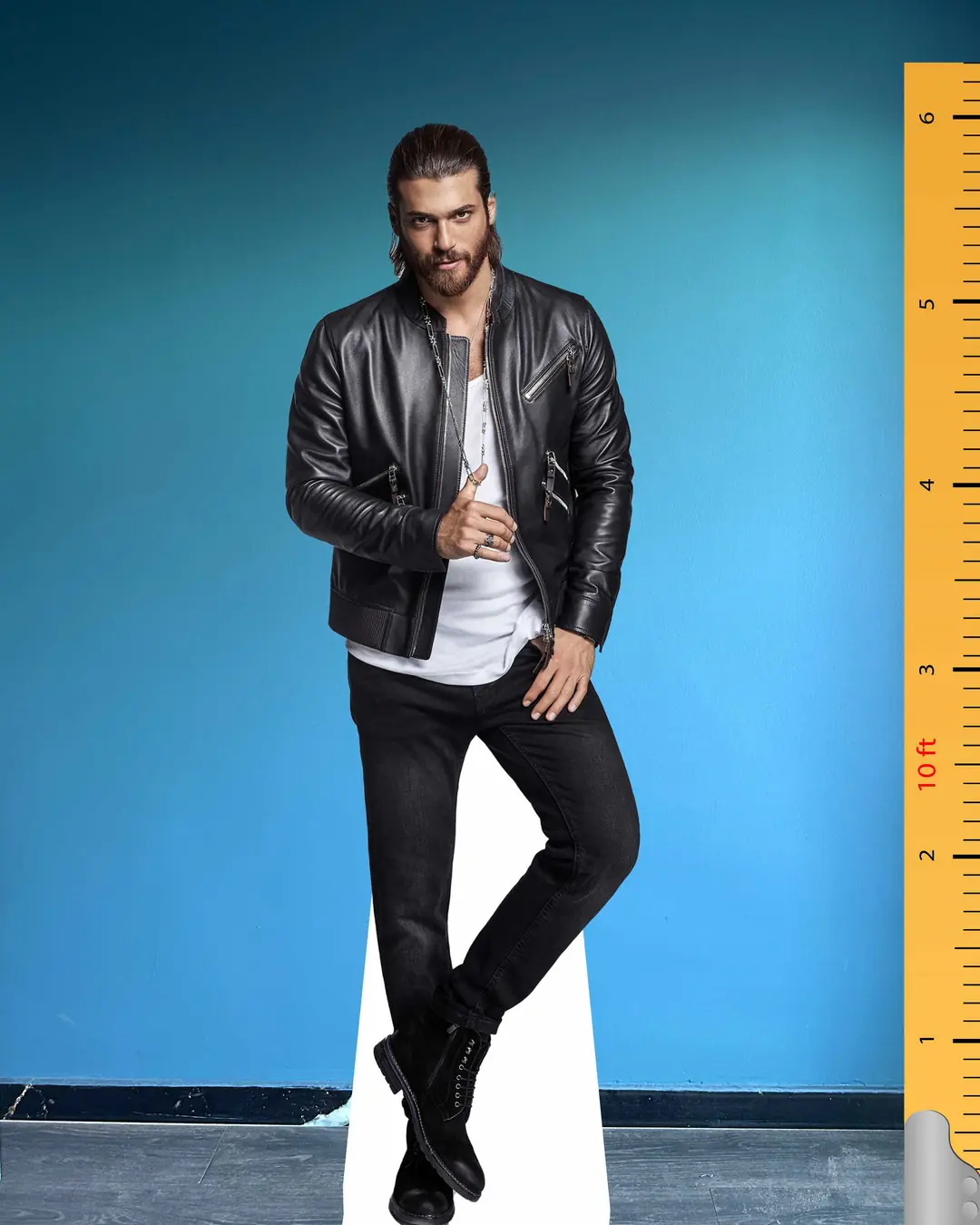 Kan Yaman kartonnen model levensgrote plastic staande Turkse acteur mockup