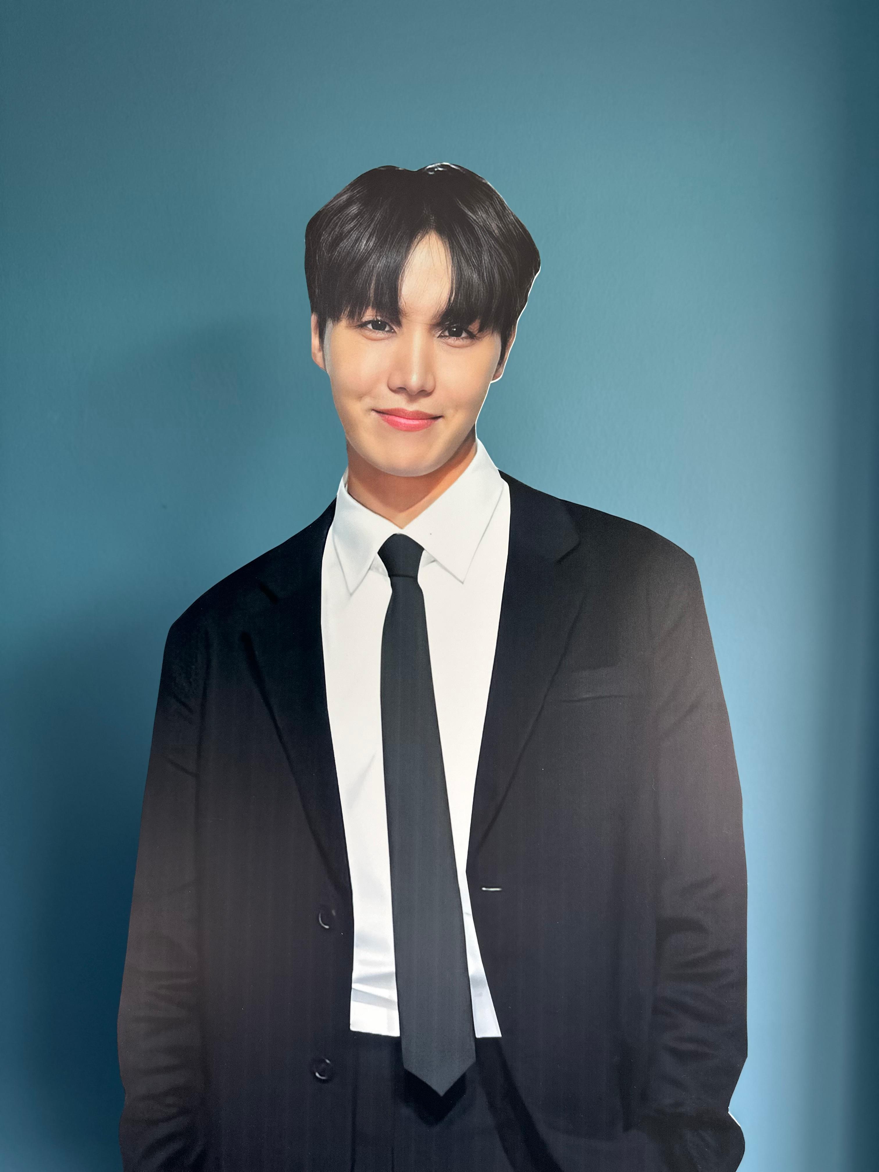 🎤 BTS J-Hope Tam Boy Maket Figürü – Gerçek Ölçekli Standee