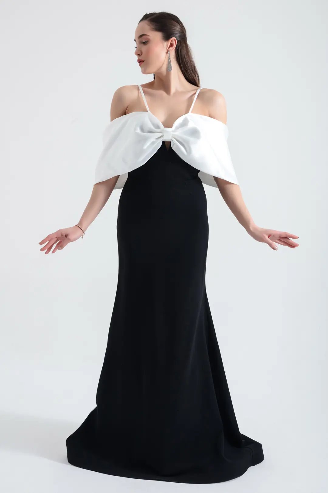 Kadın Göğsü Fiyonklu İp Askılı Uzun Abiye Elbise 24Y711001 - Lafaba