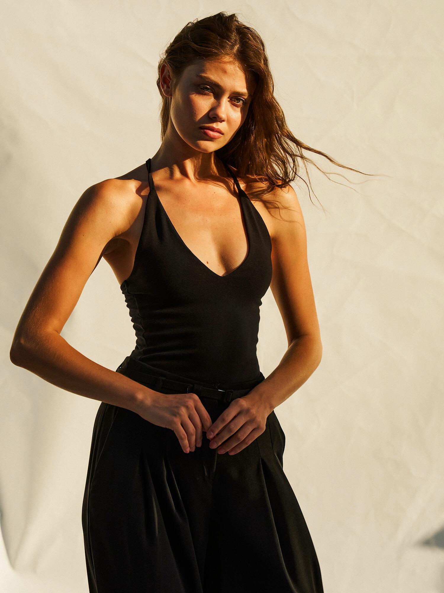 060333 Sırtı Çapraz Askılı Örme Bodysuit