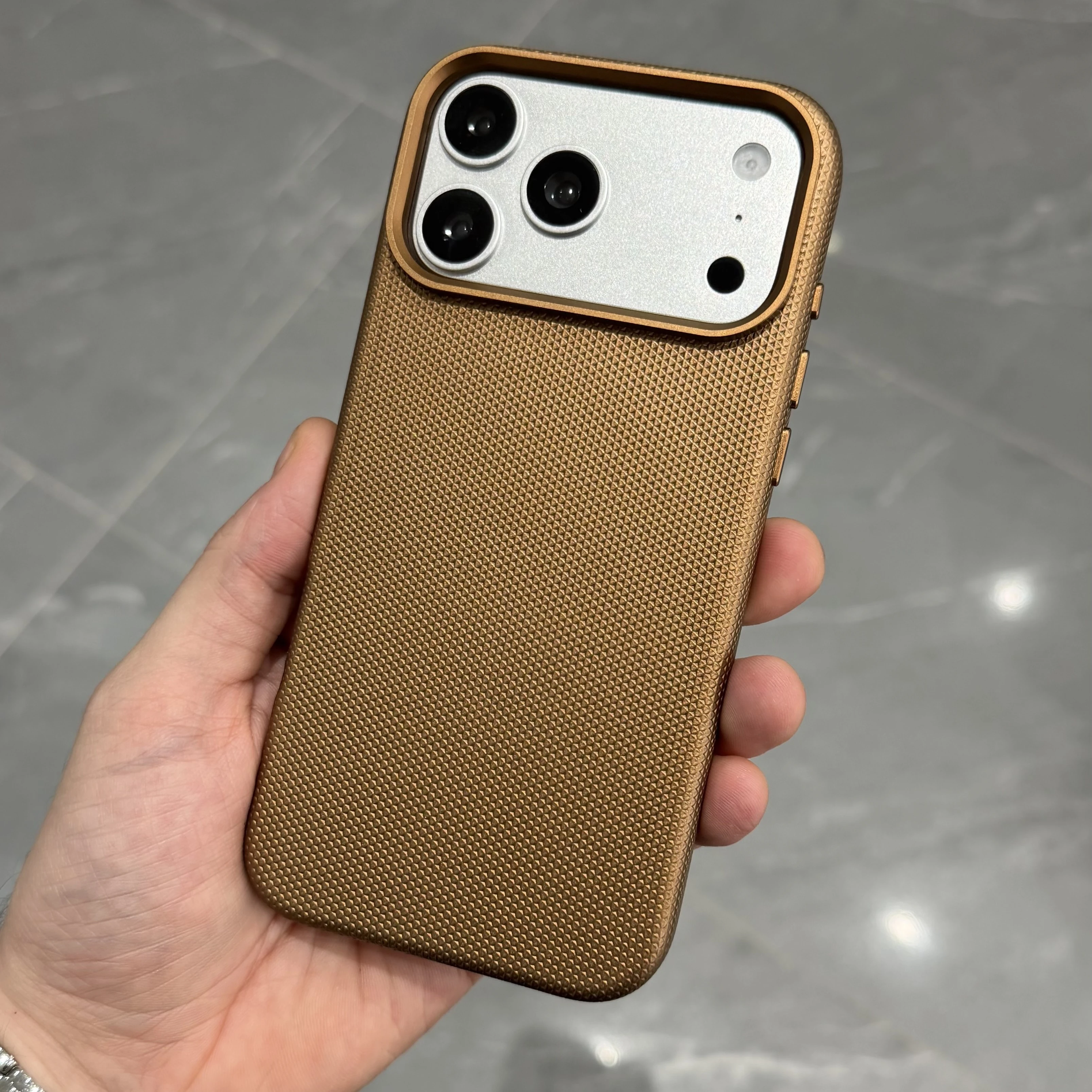 BOSS MAGSAFE KILIF GOLD