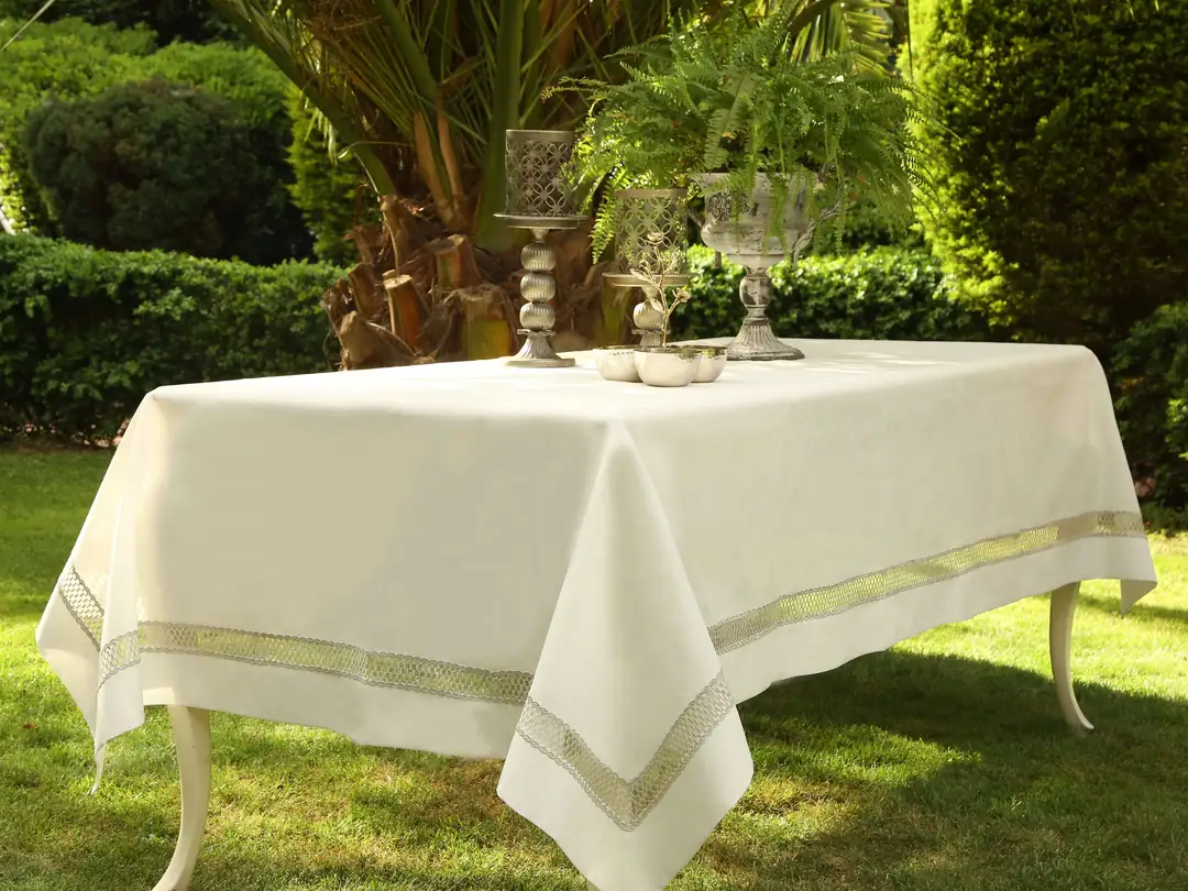 Lucy Model French Lace Tablecloth