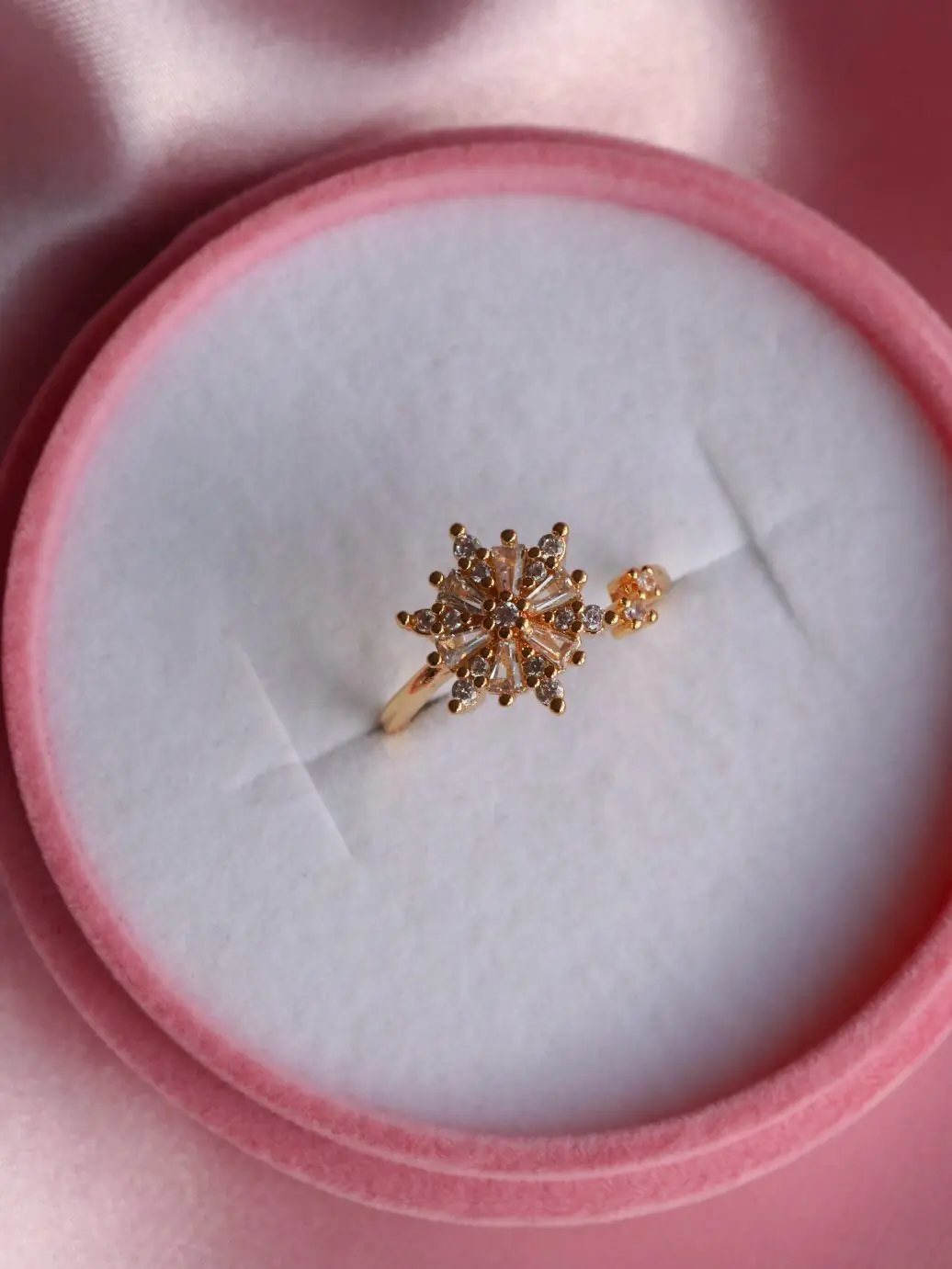 Reorah - Minimal Snow Globe Ring