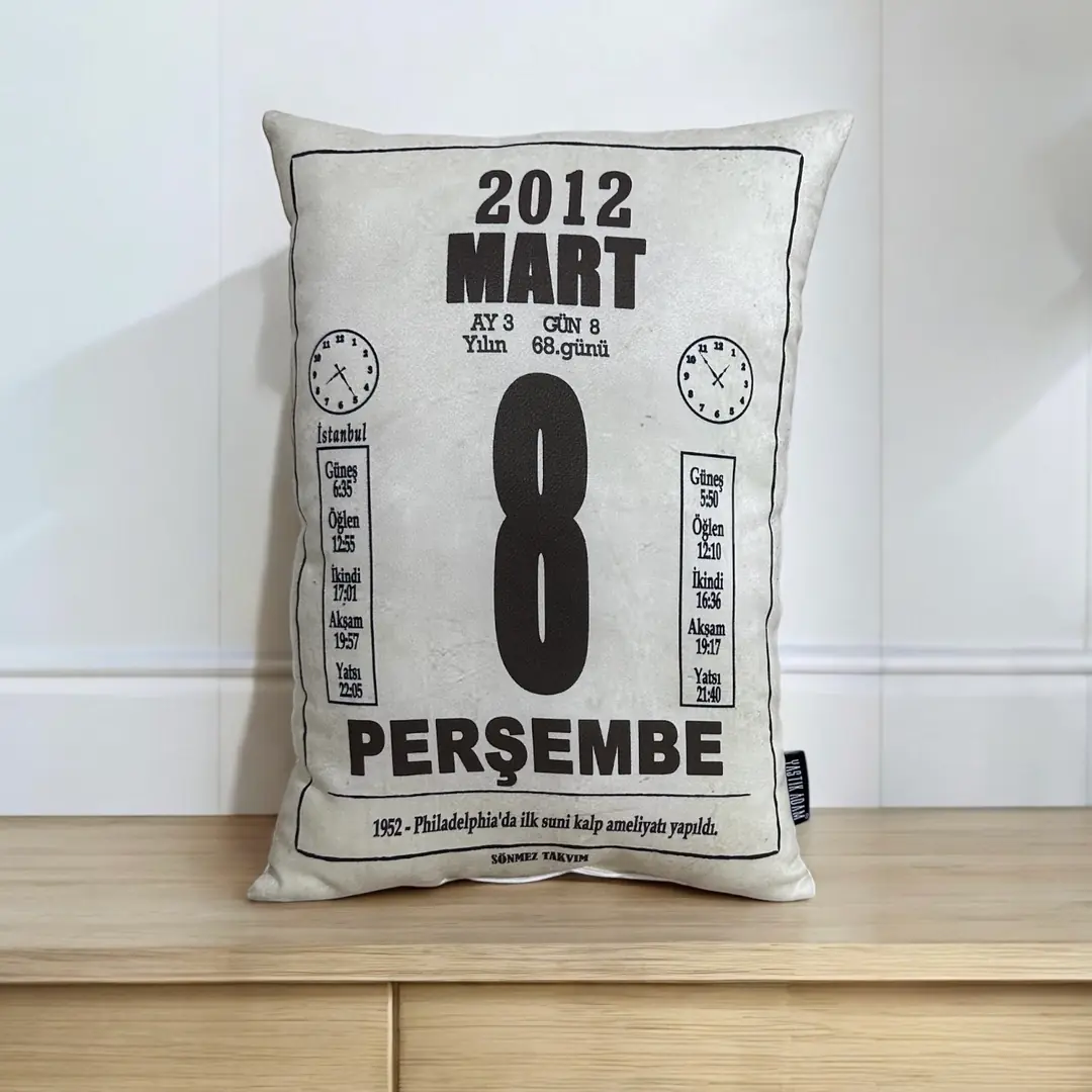Doğum Günü Tarihli Eski Takvim Yaprağı Yastık