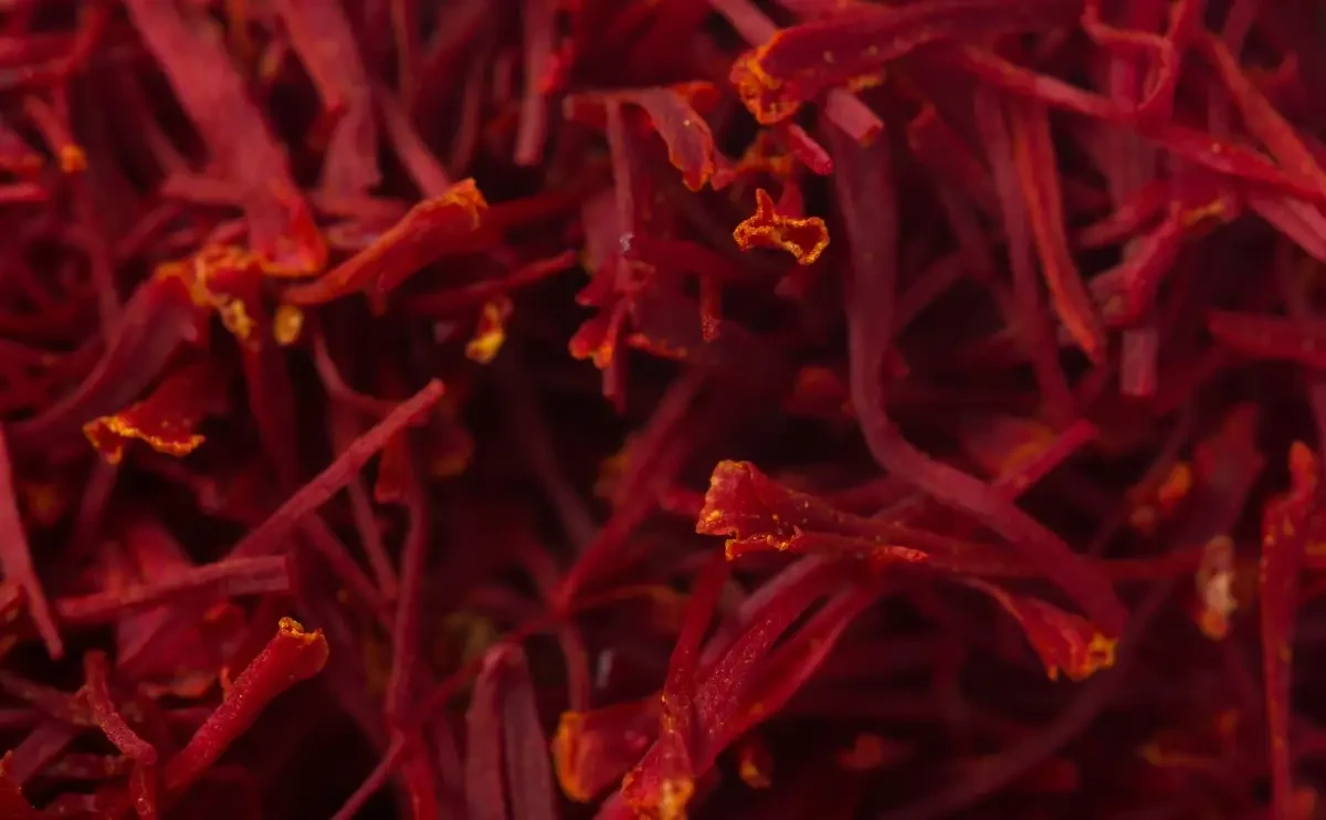 5 Surprising Ways to Use Saffron and Its Benefits